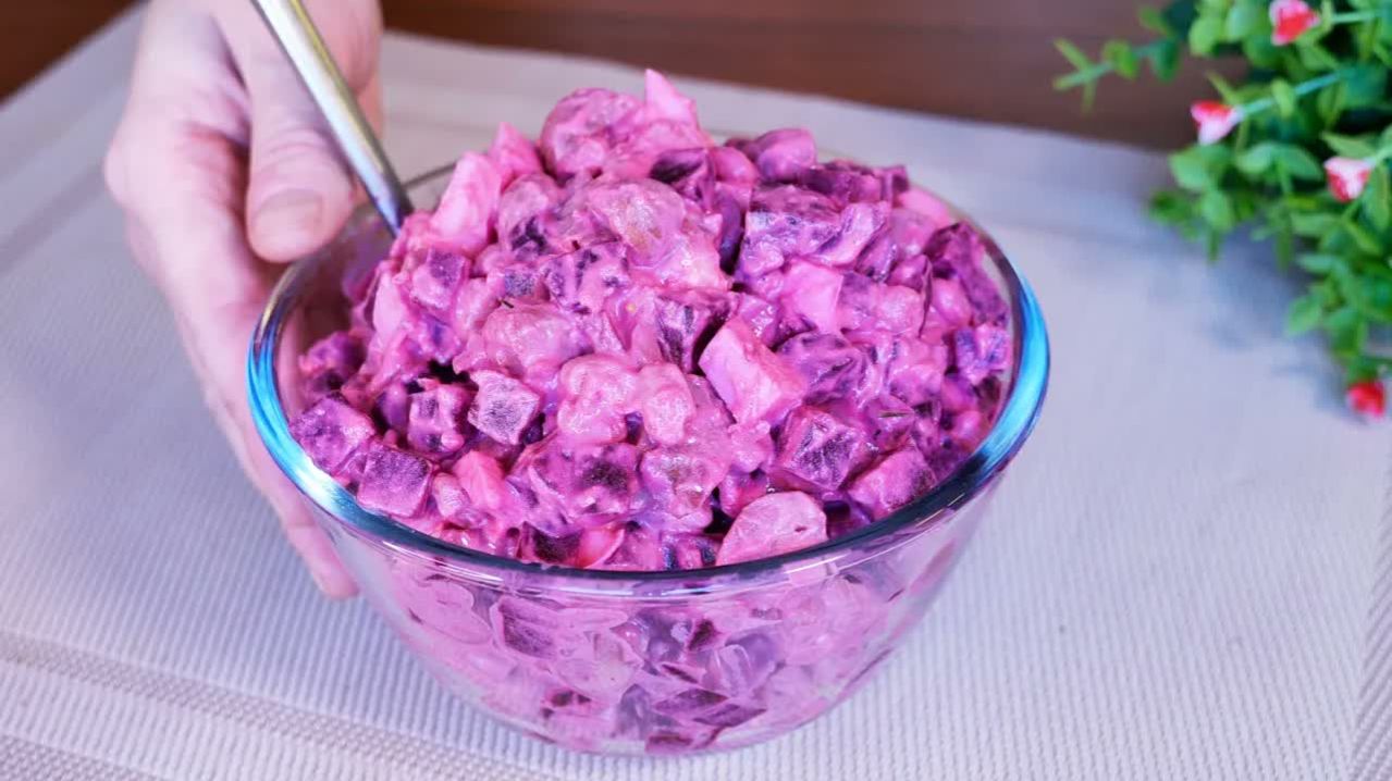 Знаменитый очень вкусный салат из свеклы, который все обожают! Готовится легко, съедается быстро