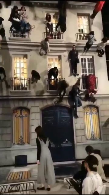 Иллюзия, созданная с помощью гигантского зеркала. Музей Мори, Токио