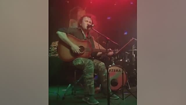 "Пусть всегда будет солнце", поёт Дмитрий Мулыгин