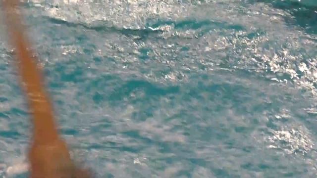 Красиво она купается