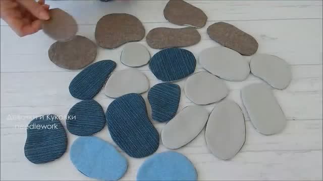 Если у вас в шкафу старая одежда можно сшить нужную вещь для дома. Коврик "Камешки"из джинсов.