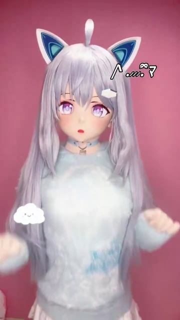 Кигуруми-кошкодевочка танцует трендовый танец.