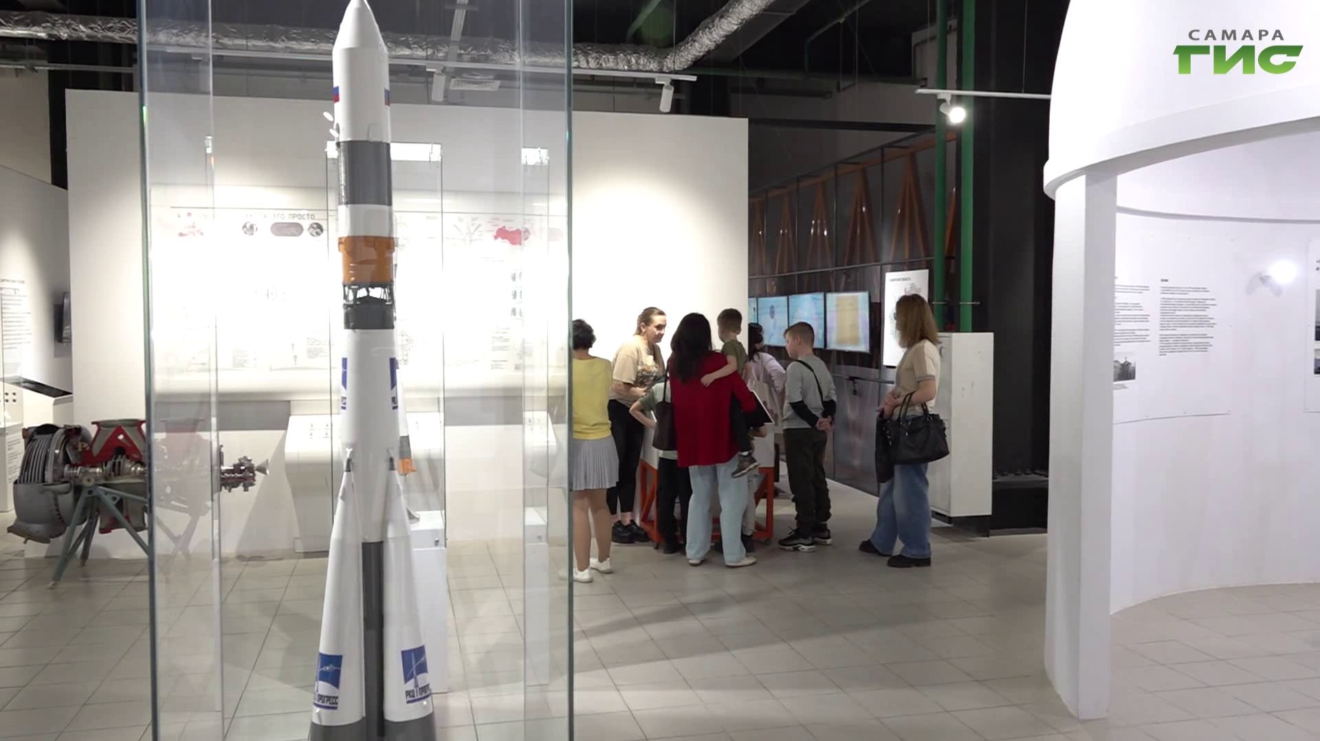 Выставка "Космос — дело самарское" знакомит с этапами развития авиационно-космической промышленности