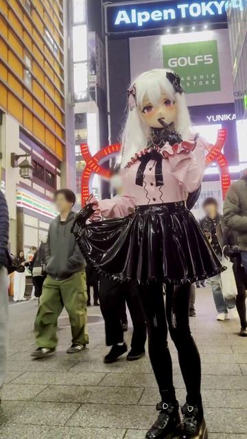 Кигуруми-кукла в латексном джирай-прикиде на людной улице.)