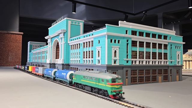Прибытие поезда на макете вокзала Новосибирск главный