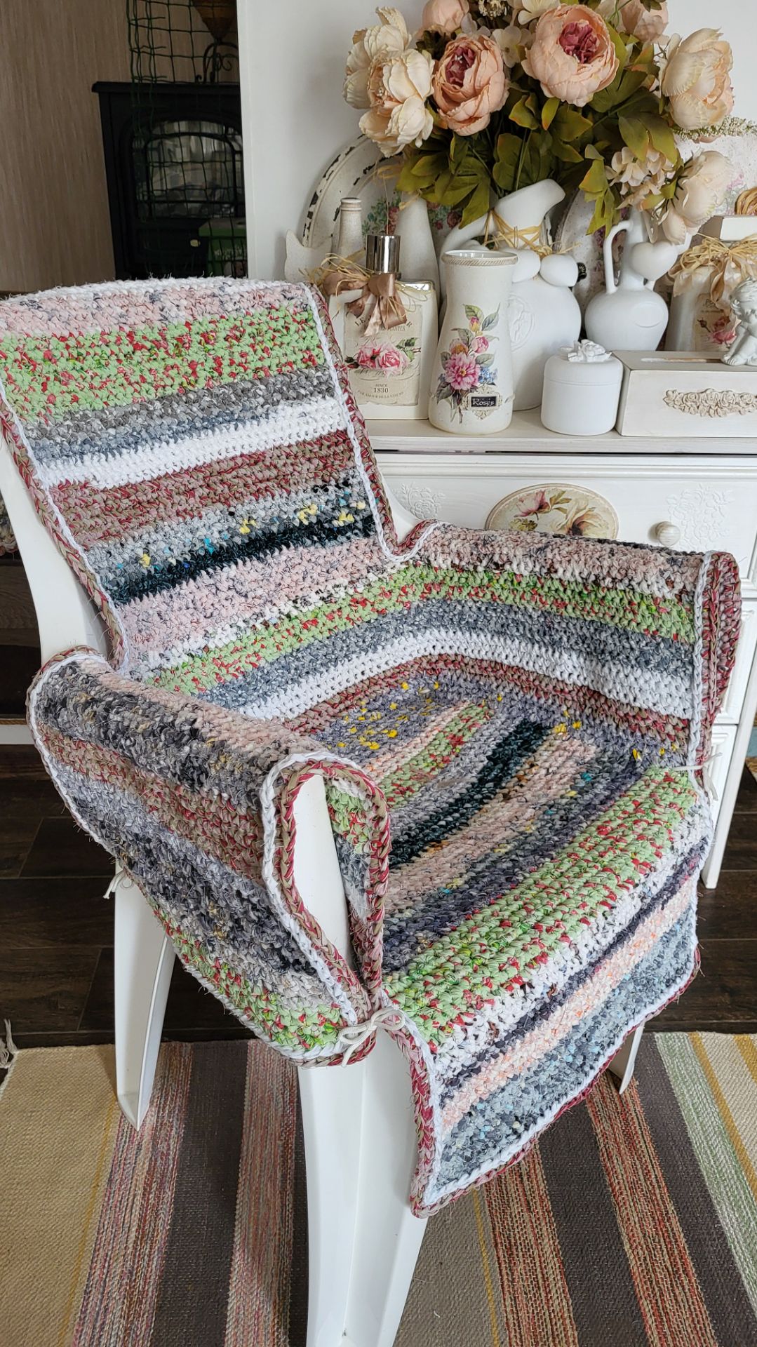 Связала крючком НАКИДКУ на пластиковый стул из ХБ тканей! #коврикизлоскутов # чехолнастул #crochet