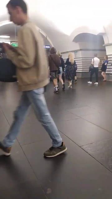 Станция метро интерьер пассажиры поезда Невский проспект Ленинград 11