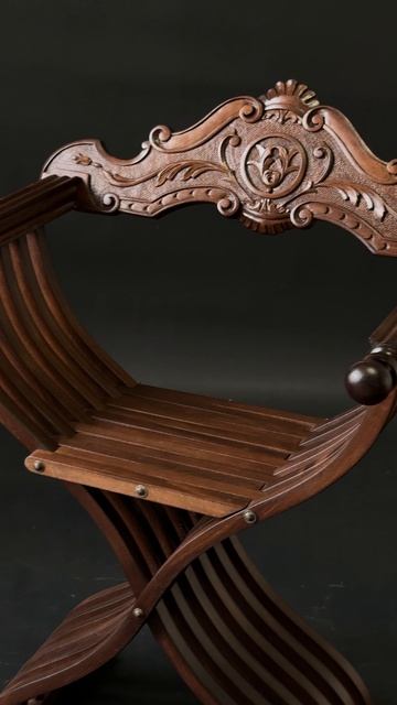 Кресло савонарола с резной спинкой (Италия, 1930-е гг.)