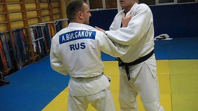 2017 год. Сергей Петров о броске через плечо с колен с захватом отворота.