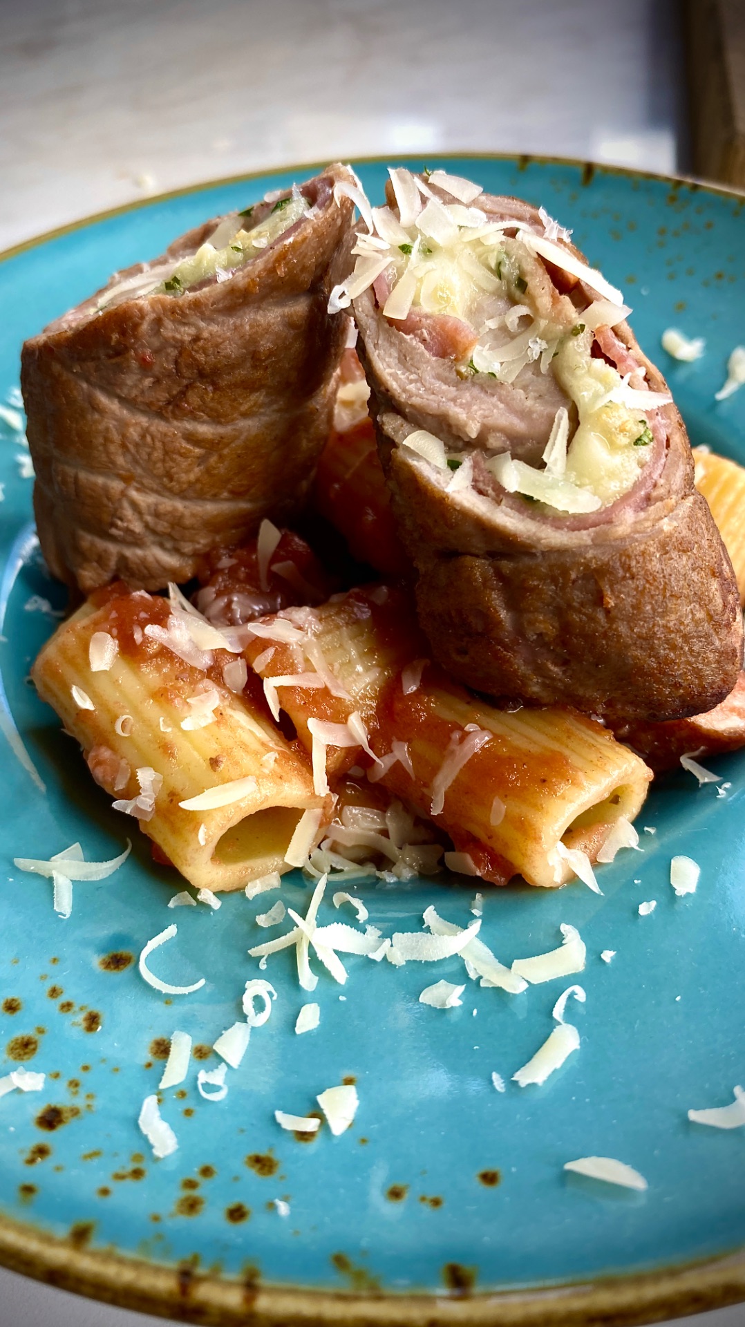 СВИНЫЕ РУЛЕТИКИ С КОЛБАСКАМИ В ТОМАТНОМ СОУСЕ И ПАСТОЙ РИГАТОНЕ.