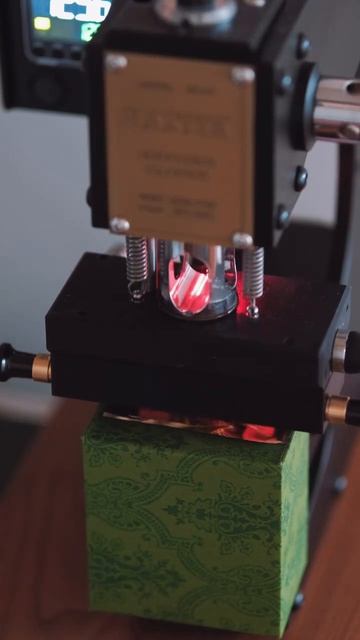 Пресс для горячего тиснения MAXITA EC-27. Ссылка на этот инструмент для работы с кожей в описании👇