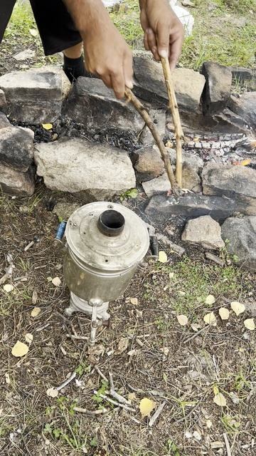 ВЫЕХАЛИ В ЛЕС НА ОТДЫХ, РАЗОЖГЛИ КАСТЕР И РЕШИЛИ ВЫПИТЬ С САМОВАРА ЧАЙ.