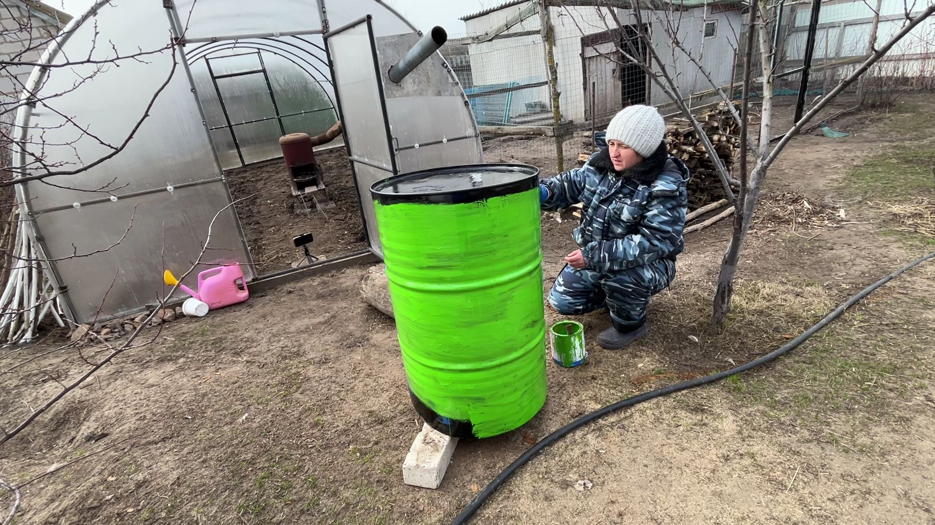 Красим бочки и клумбы✅Разобрали курятник🐓Обзор пайка🛍️ Простая жизнь в де6ревне🏡