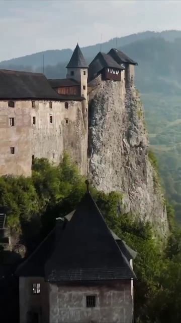 Оравский Град в Словакии, построенный на скале высотой 112 метров, изначально служил не только оборо