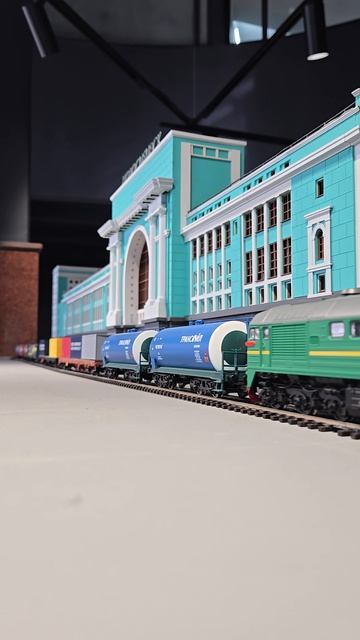 Прибытие поезда на макете вокзала Новосибирск главный