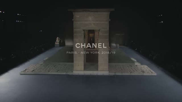Показ женской коллекции Chanel Métiers d’art 2018-2019