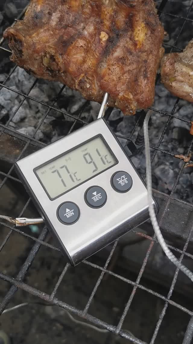 Проверка готовности мяса на мангале