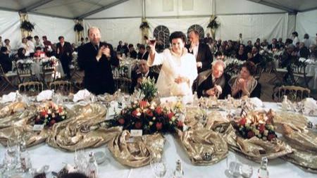 КАК КОРМИЛИ МОЛОДЫХ ПРА, ПРАБАБУШЕК И ПРАДЕДУШЕК НА СВАДЬБЕ.