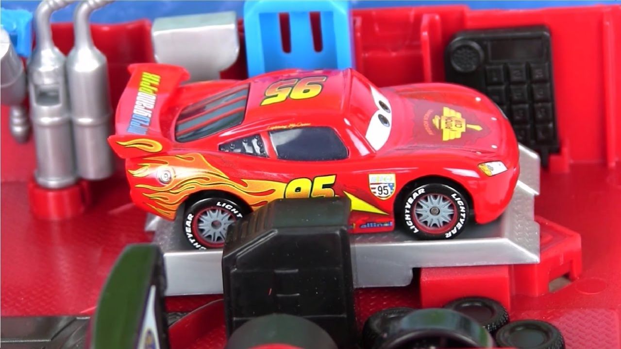 Мультики залипалки для детей про тачки.Истории Молнии Маквин.