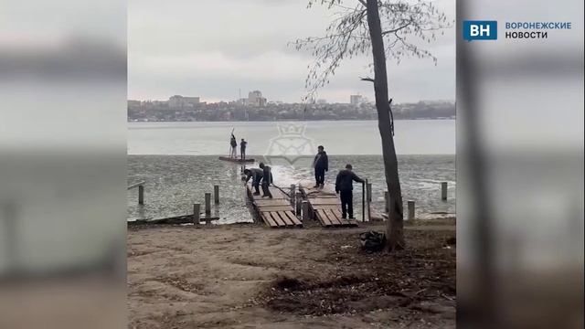 «Круиз» на свой страх и риск подростки на досках бороздят Воронежское водохранилище