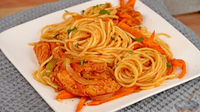 СПАГЕТТИ С КУРИЦЕЙ В ТОМАТНОМ СОУСЕ