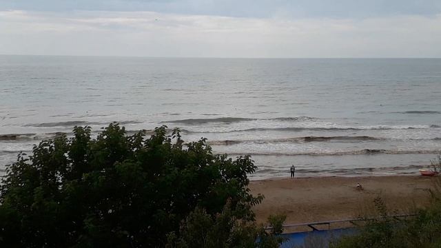 Красный флаг на пляже в детском лагере Орлёнок запрещает купаться всем и взрослым и детям.