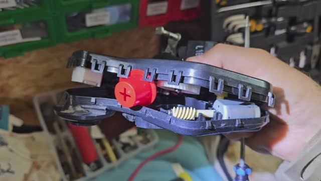 Toyota Avensis ремонт электропривода замков задних дверей