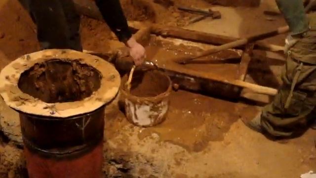 Заполняем глинонасос глиной MOV07378