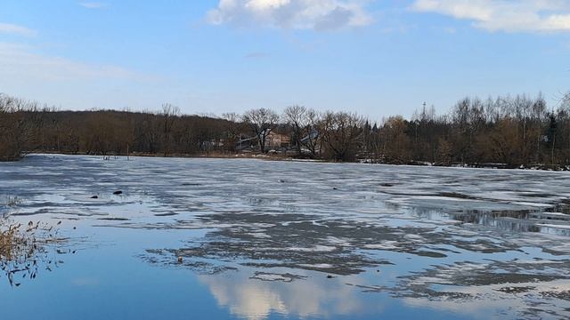 На пруду тает лед! Наконец то весна🌺Небушко красивое☀️🌞