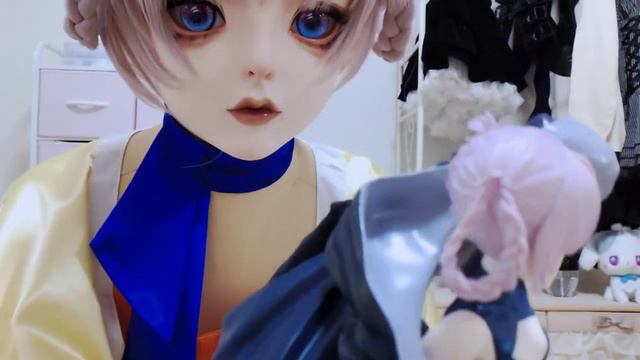 Кигуруми-кукла распаковывает коллекционную фигурку себя.)