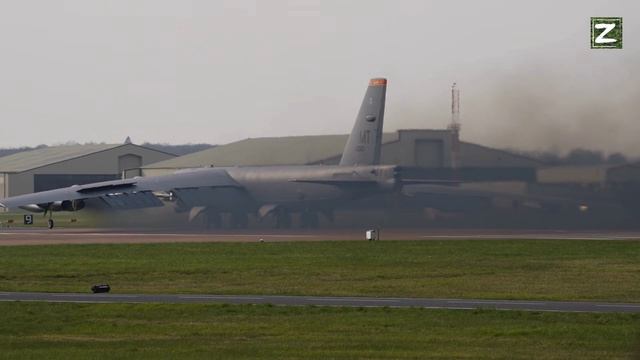 B-52 x2 уходит из Фэрфорда.