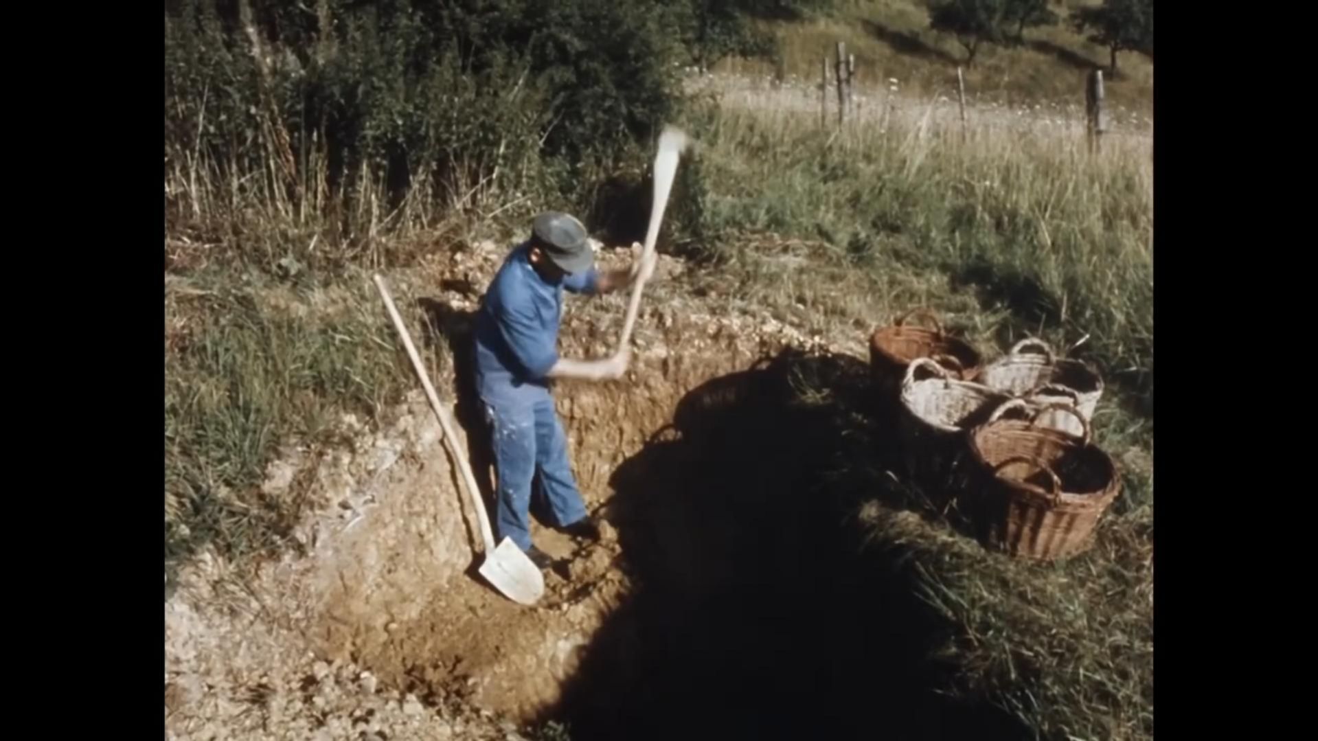 1971 год: изнурительный труд, стоящий за каждым глиняным горшком.