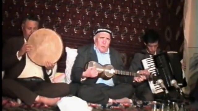 Рузмат Жуманиёзов куйлайди