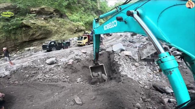 Строительство, экскаватор копает песок