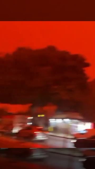 Небо окрасилось в кроваво-красный на греческом острове Крит.