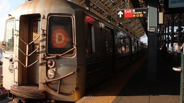 USA Прибытие поезда на станции Coney Island - ROADCONTROL159
