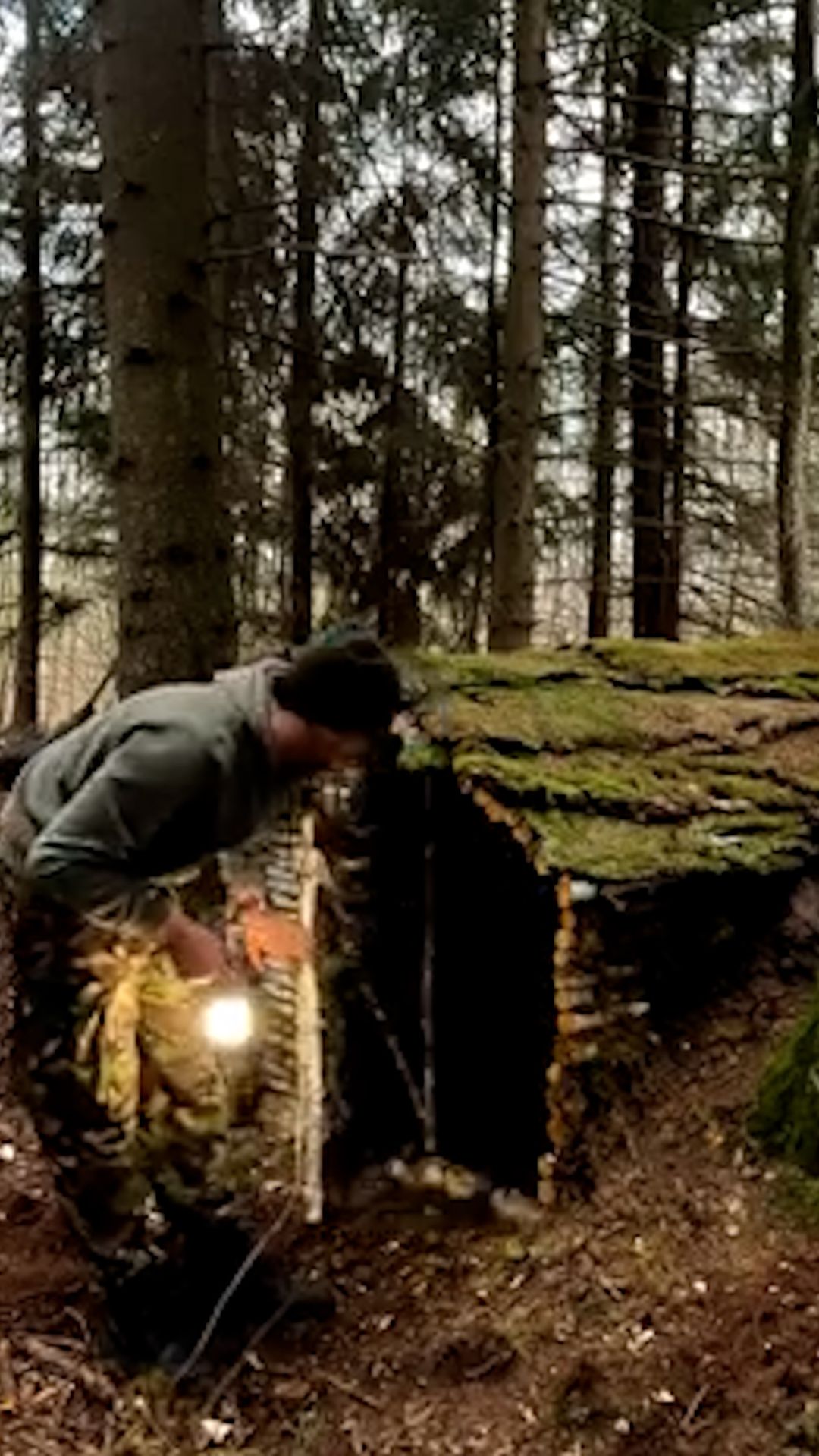 Строю настоящую хижину из коры, мха и земли