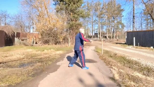 Разминка с боевыми чётками монаха в деревне