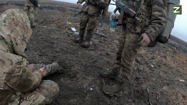 СВО ВСУ драпают раненые по чистому полю