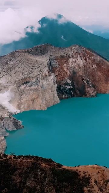 Озеро Иджен в Индонезии известно не только ярко-голубой водой, но и тем, что оно находится внутри ак