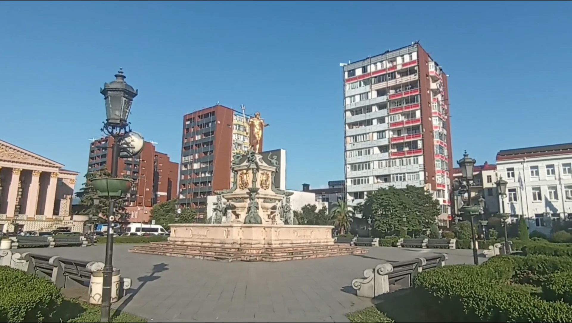 Фонтан Нептун и Батумский драматический театр в Батуми (край Аджария, Грузия) 17.07.2025