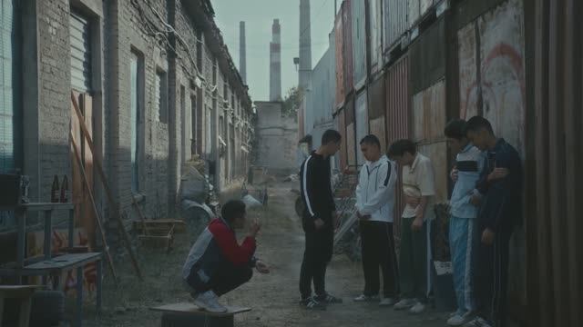 Старшики ставят на бабки | Черный двор