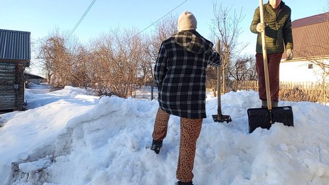 Уборка снега во дворе