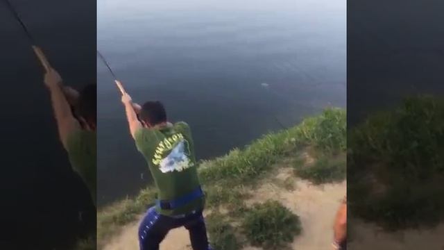 Никогда не сдавайся!!! #рыбалка #рыба #рыбка #река #природа #удочка #спиннинг #большаярыба #клюёт