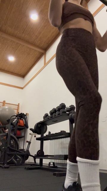 закинуть гриф на стойку