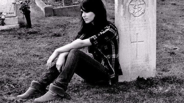 ОНА ВЫШЛА ИЗ ТЮРЬМЫ И... ПОСЕЛИЛАСЬ НА КЛАДБИЩЕ_