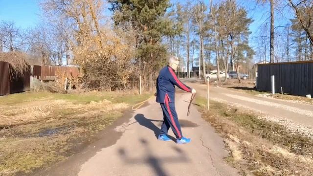 Разминка с боевыми чётками монаха в деревне (2)