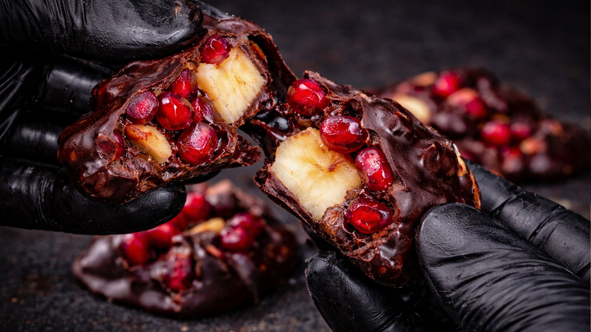 Разложила банан и орехи — залила шоколадом и в морозилку