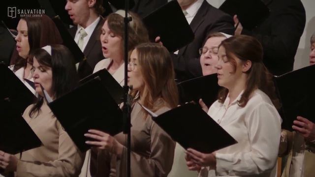 Стоит на вершине и смотрит на город.. (Хор)