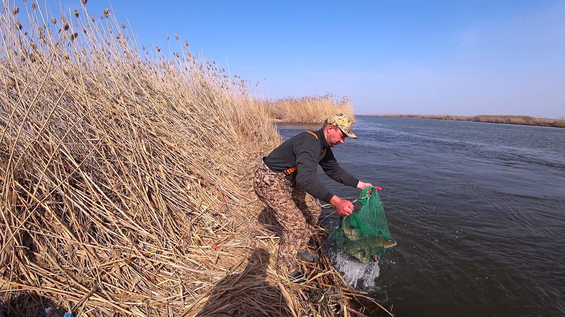 ЭТУ РЫБАЛКУ ЖДАЛИ ВСЮ ЗИМУ! САЗАНЫ, СОМЫ, ЖЕРЕХА, ПОЖАР, ВЕСНА! ПЛОВ ИЗ ДИКОЙ УТКИ, РАЙСКИЙ ОТДЫХ.